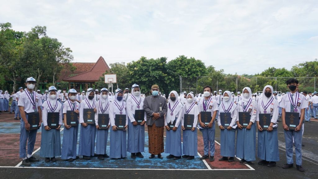 PELEPESAN KELAS XII DAN PEMBERIAN PENGHARGAAN SISWA BERPRESTASI SMA ...