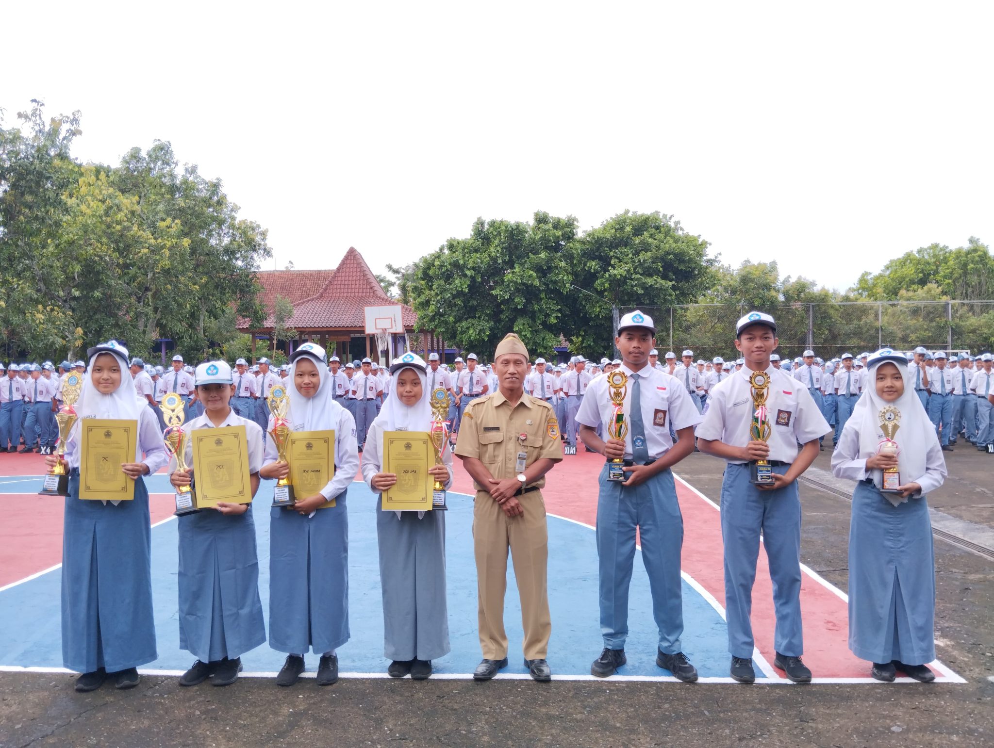 SMA NEGERI JUMAPOLO BERIKAN APRESIASI KEPADA SISWA BERPRESTASI | PORTAL ...